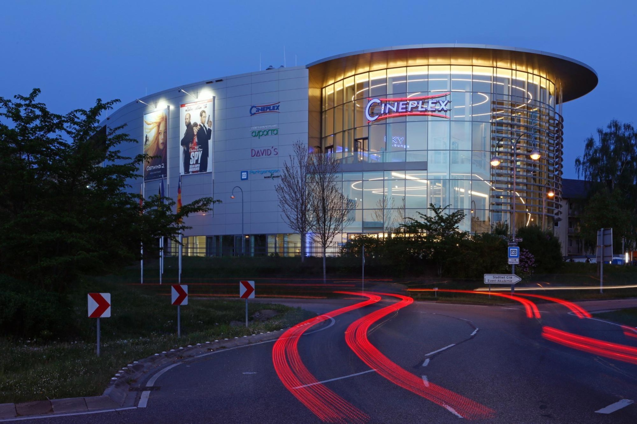 Новият Cineplex в Баден-Баден със стъклена фасада от Glas Trösch ...